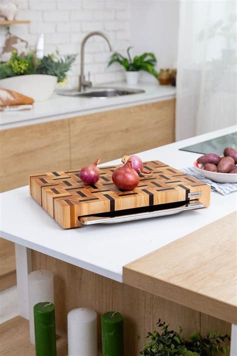 Торцевая разделочная доска плетенка с гастроемкостью размером 30х40 см — цена 1740 грн в