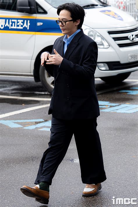 포토 마약 혐의 지드래곤 경찰 출석 전 기지개 한번