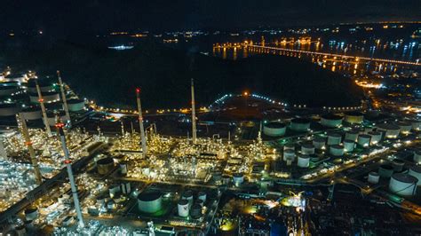 야간에 석유 정제 석유 및 가스 산업의 사업 정유 공장의 산업 파이프 라인의 넓은 각도 대형 정유 공장에서 밸브와 석유 파이프 라인의 세부 사항 건설 산업에 대한 스톡 사진