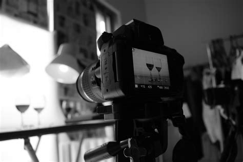 무료 이미지 검정색과 흰색 화이트 사진술 검은 단색화 조명 영상 영화 제작 촬영 감독 흑백 사진 일안 리플렉스 카메라 카메라 광학 카메라 액세서리