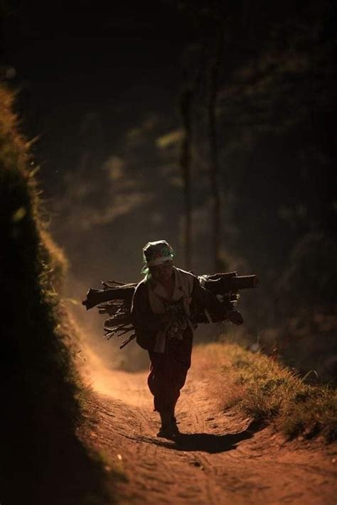 아버지의 생신 어느 가족이 아버지의 생신을 축하하기 위해 계획을 짰습니다 가족은 일을 분담하여 엄마는 아버지가 가장 좋아하는 힘이되는 좋은글 인문학