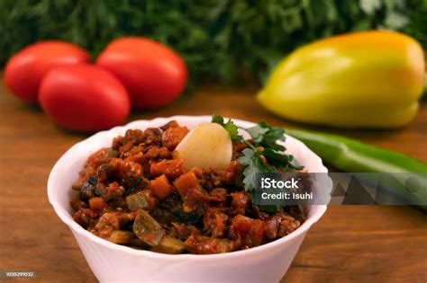 스튜 전체 토마토 후추 파 슬 리 잎 딜의 배경에 마늘의 정 향과와 흰 접시에 조 림 야채 0명에 대한 스톡 사진 및 기타 이미지 Istock