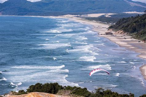 Sceneggiatura Delle Onde Che Girano Sulla Spiaggia Di Cape Kiwanda Fotografia Stock Immagine