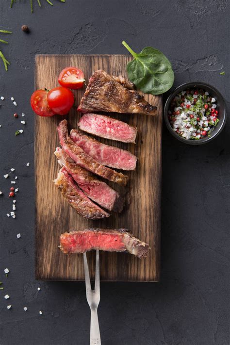 牛肉牛排多汁的中等肋眼牛排片木板用刀和叉 包图企业站