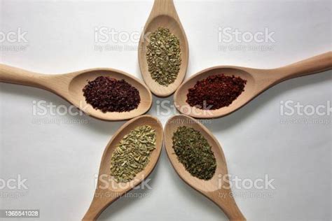 바질 백리향 회향 수막 칠리 흰색 배경에 나무 숟가락으로 요리하기위한 다양한 향신료 건강한 생활방식에 대한 스톡 사진 및 기타 이미지 Istock