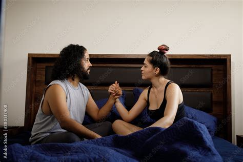Joven Pareja De Recien Casado Matrimonio Discutiendo Platicando Dentro