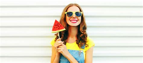 흰색 배경에 아이스크림 모양의 수박 조각을 가진 행복한 미소 젊은 여성의 여름 초상화 20 29세에 대한 스톡 사진 및 기타 이미지 20 29세 25 29세 건강한