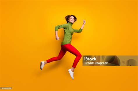 가을 봄 시즌 할인 후 쾌활한 열정적 인 소녀 점프 실행의 전체 길이 프로필 측면 사진은 밝은 색상 배경 위에 고립 된 캐주얼 스타일의 의류를 착용 달리기에 대한 스톡 사진