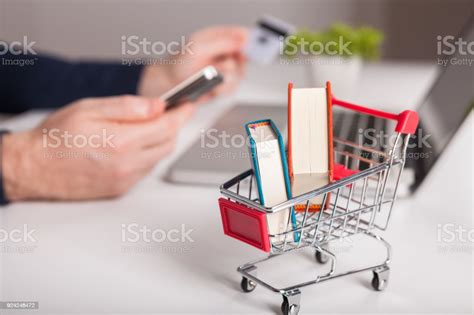 노트북과 흰색 배경 평면도에 미니 쇼핑 카트 근처 은행 카드 구매에 대한 스톡 사진 및 기타 이미지 구매 인터넷 개념