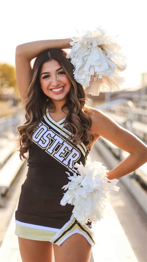 Senior Picture Ideas Cheer Cheer Senior Pictures With Pom Pom On