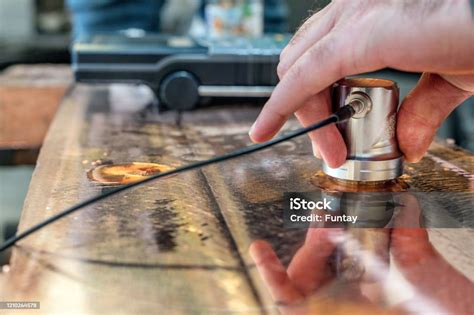 검사관은 초음파 장치로 구리 주조 재료를 테스트하고 있습니다 초음파 검사는 결함 감지 평가 치수 측정 재료 특성 화 등에 사용할 수 있습니다 검사 보기에 대한 스톡 사진 및