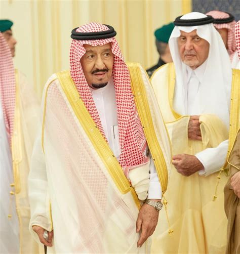 خادم الحرمين يمنح خالد الفيصل وبدر بن عبدالمحسن وشاح الملك عبدالعزيز