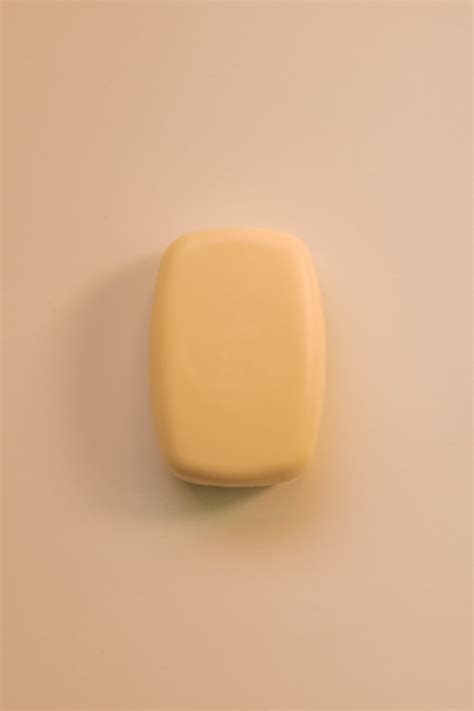 흰색 테이블에 흰색 플라스틱 용기 사진 Unsplash의 무료 갈색 이미지