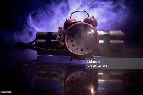 어두운 배경에 시 한 폭탄의 이미지입니다 어둠 빛나는 샤프트 빛에 조명 하는 폭발을 카운트 다운 타이머 개념에 대한 스톡 사진 및 기타 이미지 Istock