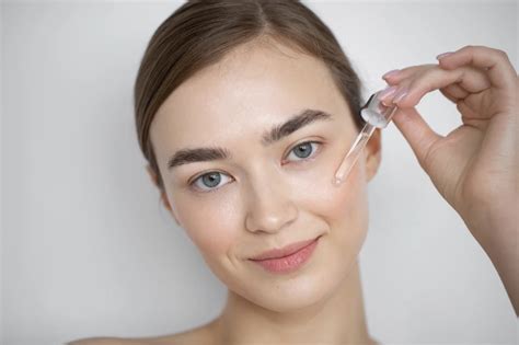 Rekomendasi 6 Serum Brightening Brand Lokal Pilihan Cosmo yang Bisa ...