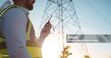 전력선 산업 및 전기 회로 및 전압 인프라용 라디오를 사용하는 사람 전선 케이블 및 그리드와의 통신을 위한 장비를 갖춘 엔지니어링 유지 보수 및 기술자 30 34세에 대한