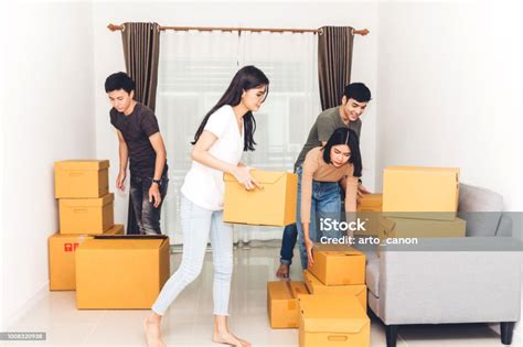 친구 상자를 들고와 그들의 새로운 가정으로 움직이기의 그룹 하우스 이동 및 부동산 개념 가정의 방에 대한 스톡 사진 및 기타 이미지 가정의 방 개체 그룹 나름