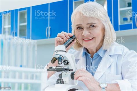 실험실에서 현미경으로 미소 선임 화학자 Stem 주제에 대한 스톡 사진 및 기타 이미지 Stem 주제 건강관리와 의술 과학 Istock