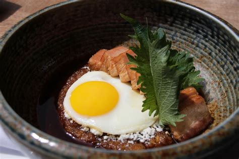 계란 계란 노른자 계란 후라이 고급 요리 고기 고명 녹색 단백질 달걀 도금 접시 도자기 그릇 돼지고기 레스토랑 레시피 맛 맛있는 맛있는 식사