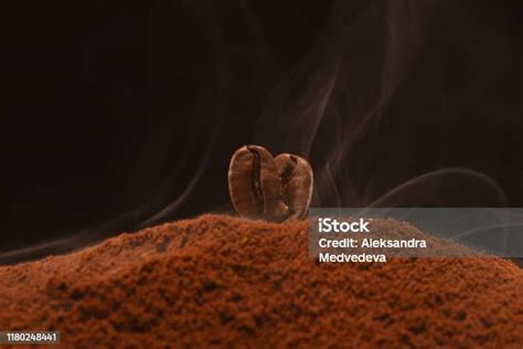 신선한 볶은 커피 콩은 연기에 지상 커피의 산란에 서있다 검은 색 배경입니다 엽서 배너 개체 그룹에 대한 스톡 사진 및 기타 이미지 Istock