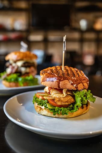 신선한 쇠고기로 만든 맛있는 공예 햄버거가 화이트 플레이트에 제공됩니다 패스트 푸드 레스토랑 개념 길거리 음식 개념 고기에 대한 스톡 사진 및 기타 이미지 Istock