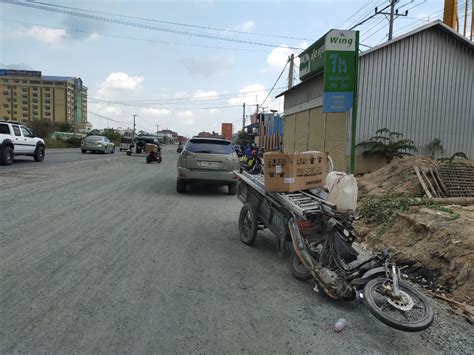 រថយន្តបែនដឹកដីធុនធំបុកម៉ូតូសណ្ដោងរុឺម៉ក បណ្ដាលឱ្យបុរសម្នាក់ស្លាប់និងម្នាក់ទៀតរងរបួសធ្ងន់