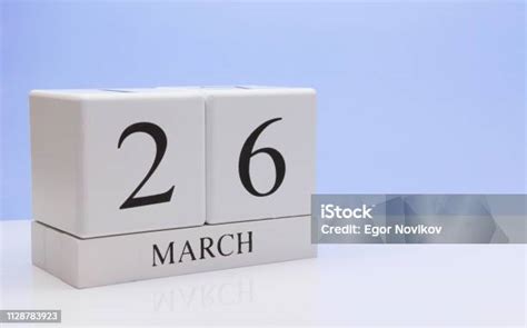 3 월 26st 밝은 파란색 배경으로 달 반사 흰색 테이블에 매일 일정 26 일 봄 시간 텍스트에 대 한 빈 공간 2019년에 대한 스톡 사진 및 기타 이미지 Istock