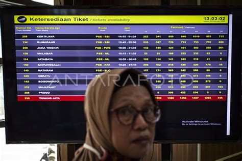 Penjualan Tiket Kereta Api Lebaran Antara Foto