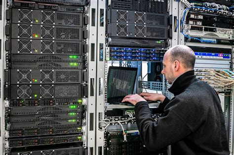 시스템 관리자는 노트북을 서버 룸에 앉 습니다 프로그래머는 컴퓨터 장비를 점검 합니다 기술자는 최신 데이터 센터에서 작업 합니다 개발에 대한 스톡 사진 및 기타 이미지