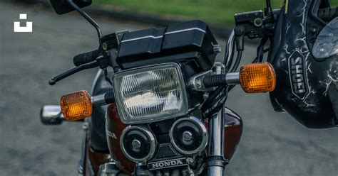 검은 콘크리트 포장 도로에 검은 색과 빨간색 혼다 오토바이 사진 Unsplash의 무료 버논 이미지