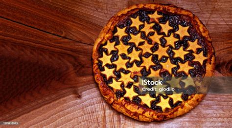 나무 도마에 수제 매실 잼 타르트 파이와 별 쇼트 크러스트 페이스트리 장식 식품 컨셉 건강하지 못한 생활방식에 대한 스톡 사진 및 기타 이미지 건강하지 못한 생활방식