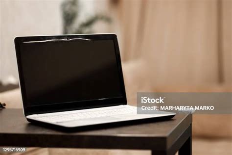 흐리게 된 방 배경에 대한 테이블에 각 위치에 빈 검은 화면이있는 노트북 직장 사무실 협력의 개념 0명에 대한 스톡 사진 및 기타 이미지 Istock