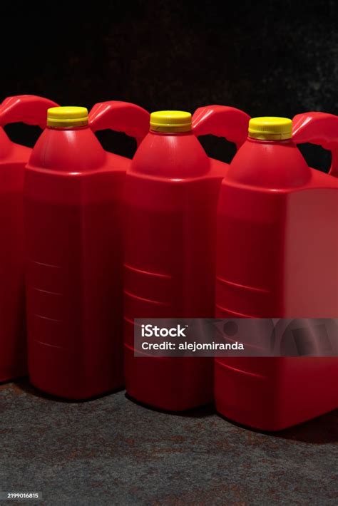 다크 세라믹에 라벨이 없는 손잡이와 노란색 나사식 캡이 있는 빨간색 플라스틱 모터 오일 병 3개의 3 4 보기 0명에 대한 스톡 사진 및 기타 이미지 Istock
