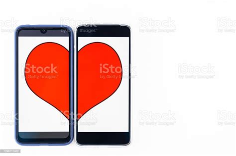 온라인 데이트 컨셉 두 스마트 폰 화면에 마음의 절반 흰색 배경에 발렌타인 데이 개념 공간을 복사합니다 위쪽 보기 0명에 대한 스톡 사진 및 기타 이미지 Istock