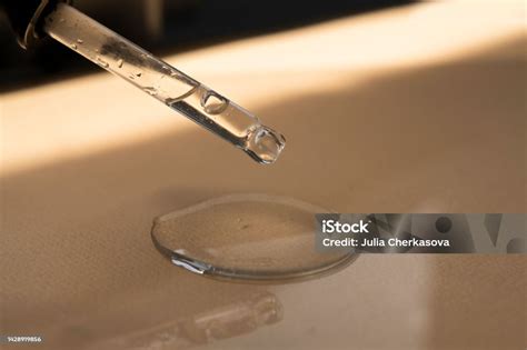 투명한 액체 화장품 질감을 가진 유리 점적기 히알루 론산 케어 펩타이드 피펫의 액체 콜라겐 건강관리와 의술에 대한 스톡 사진 및 기타 이미지 Istock