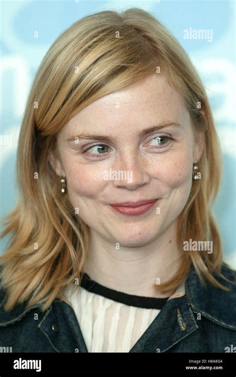 9 Hot Sexy Isabelle Carre Bikini Pics