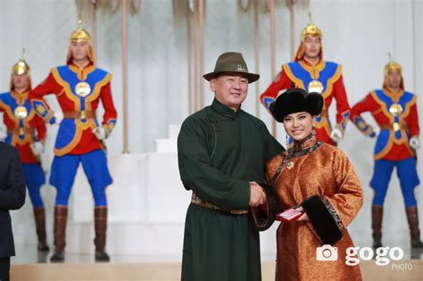 Дуучин Б Батцэцэглэн Алтан гадас одон хүртлээ