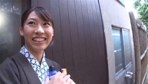 【素人人妻】セックス中毒美人妻さな32歳 混浴露天に来ていた若い青年達のチンポを目の前に大喜び！ 素人専☆