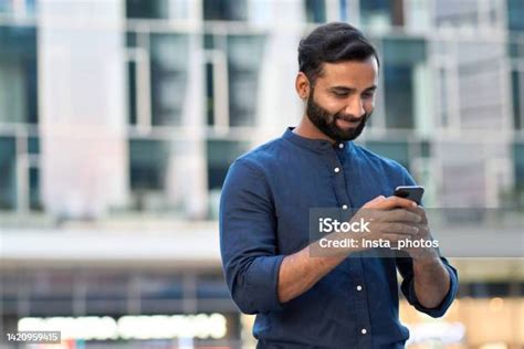 도시 도시 거리에 야외에 서있는 스마트 폰을 사용하는 인도 사업가 문자 메시지에 대한 스톡 사진 및 기타 이미지 문자 메시지 야외 직업 Istock