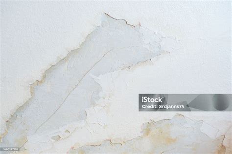 폭우 누수 및 많은 물 후 국내 주택 방의 천장에 큰 젖은 반점과 균열 지붕의 손상된 석고 및 폭풍 및 누출 후 부품 낙하 0명에 대한 스톡 사진 및 기타 이미지 Istock