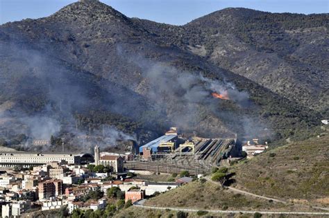 Incendio Forestal Confinan Portbou Y Colera En Girona Por Un
