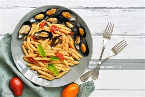 흰색 나무 시골풍 테이블에 홍합와 펜 네 파스타 해산물 마 카로 니입니다 보기 상위 공간을 복사 합니다 건강한 식생활에 대한 스톡 사진 및 기타 이미지 Istock