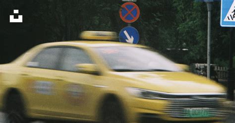 신호등 옆 거리를 운전하는 노란색 택시 사진 Unsplash의 무료 자동차 이미지