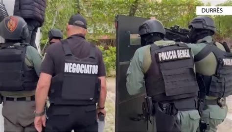 Во Драч татко ги држел своите две две деца како заложници и пукал кон полицијата