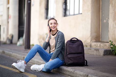 젊은 여자는 도시에서 외부 바닥에 앉아 휴대 전화로 이야기 20 24세에 대한 스톡 사진 및 기타 이미지 20 24세 20 29세 거리 Istock