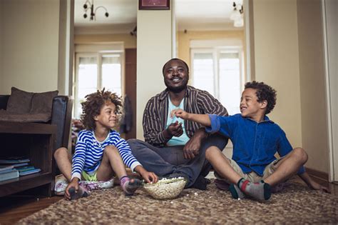 애 들이 집에서 그들의 아버지와 함께 영화를 보고입니다 3 명에 대한 스톡 사진 및 기타 이미지 3 명 30 34세 4 5세 Istock