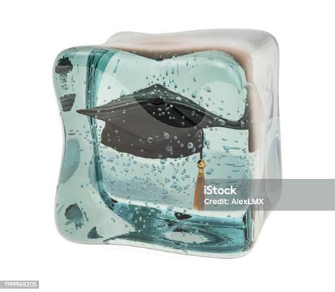 얼음 큐브에 얼어 붙은 졸업 모자 흰색 배경에 고립 된 3d 렌더링 각얼음에 대한 스톡 사진 및 기타 이미지 각얼음 졸업식