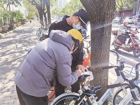 共享单车长了“牛皮癣” 男子乱张贴被罚50元