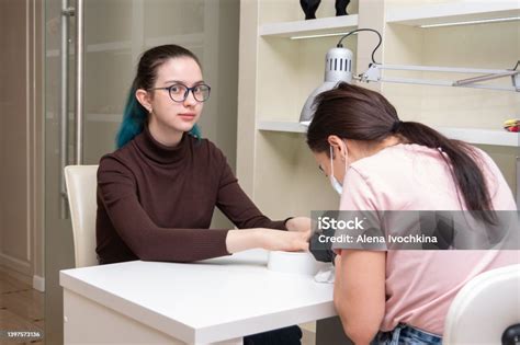 스파 살롱에서 네일 파일을 가진 젊은 여성의 매니큐리스트 파일 손톱 바니시를 적용하기위한 손톱 준비 2명에 대한 스톡 사진 및 기타 이미지 Istock