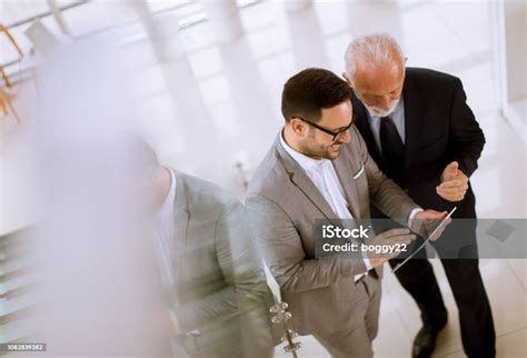 고 사무실에서 디지털 태블릿에 수석 파트너에 게 뭔가 보여주는 젊은 사업가의 보기 위의 경영자에 대한 스톡 사진 및 기타 이미지 경영자 기업 비즈니스 기업가 Istock